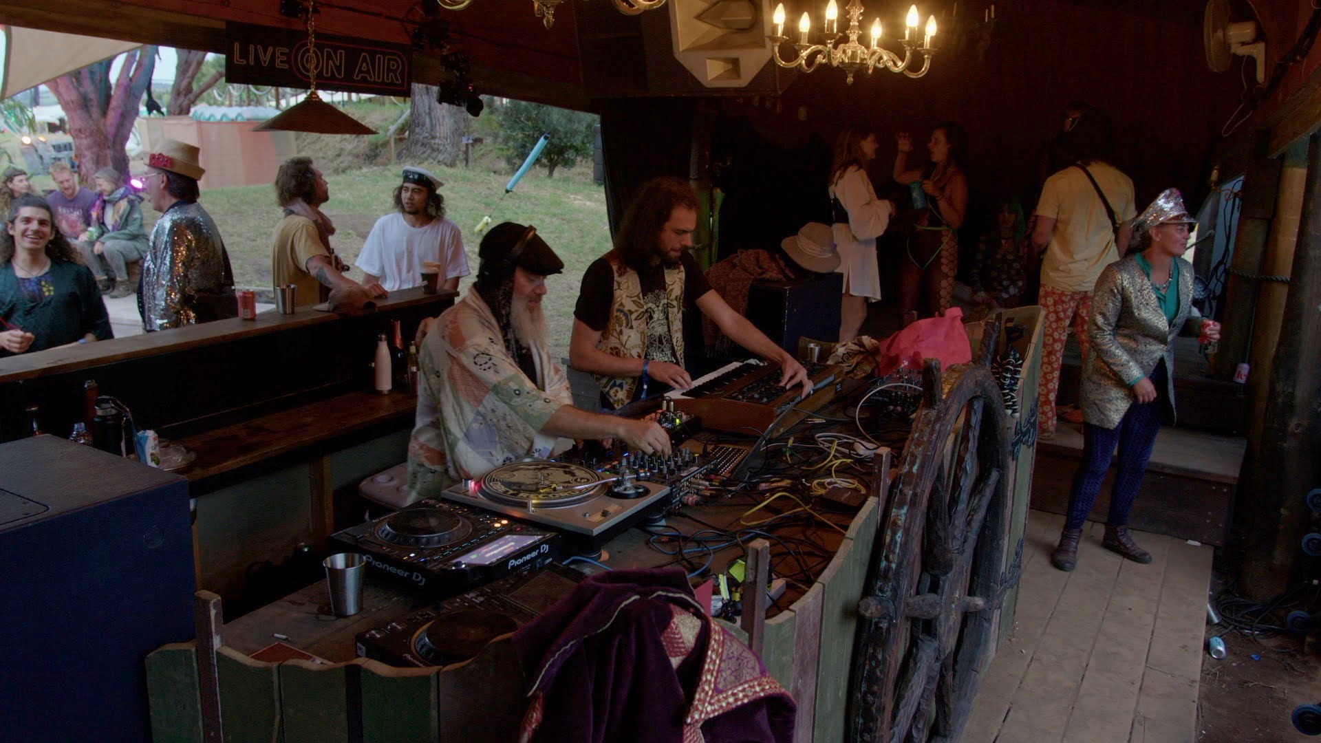 Chillin D ft.Ed Zuccollo - live ON AIR